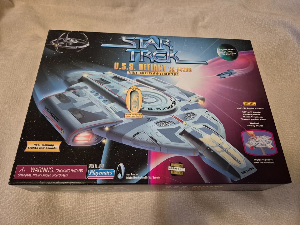 Star Trek U.S.S. Defiant NX-74205 Valiant - Class Prototype Destroyer ...