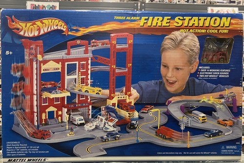 HOT WHEELS THREE ALARM FIRE STATION PLAY SET 89329 Sealed W/ Fire truck ...