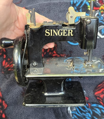 Singer Sew handy Black Mini Small Toy Machine Child Size 6.5 in Vintage ...