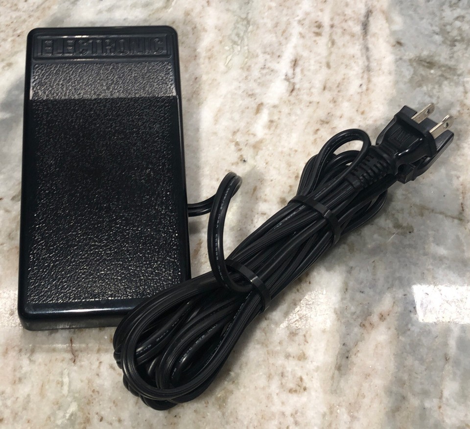 Vintage White Sewing Machine Model 1418 With Hard Case & Foot Pedal ...