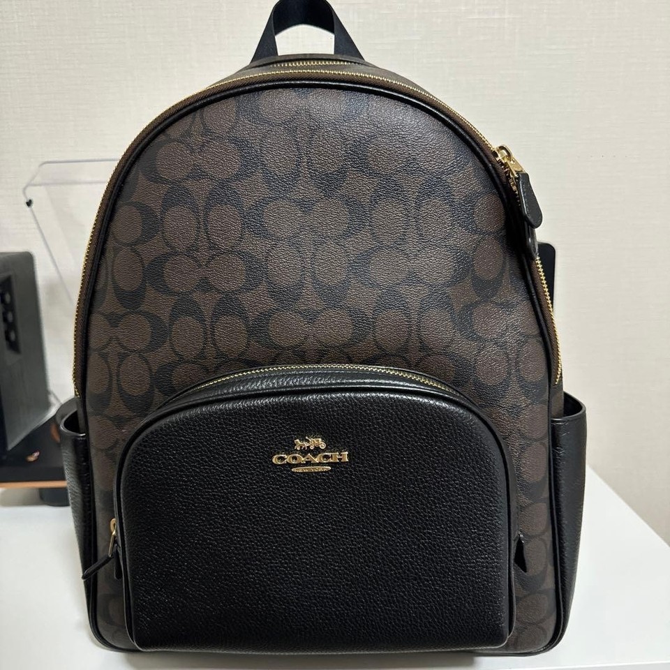 Zaino COACH con logo marrone scuro e tasca frontale usato dal Giappone ...