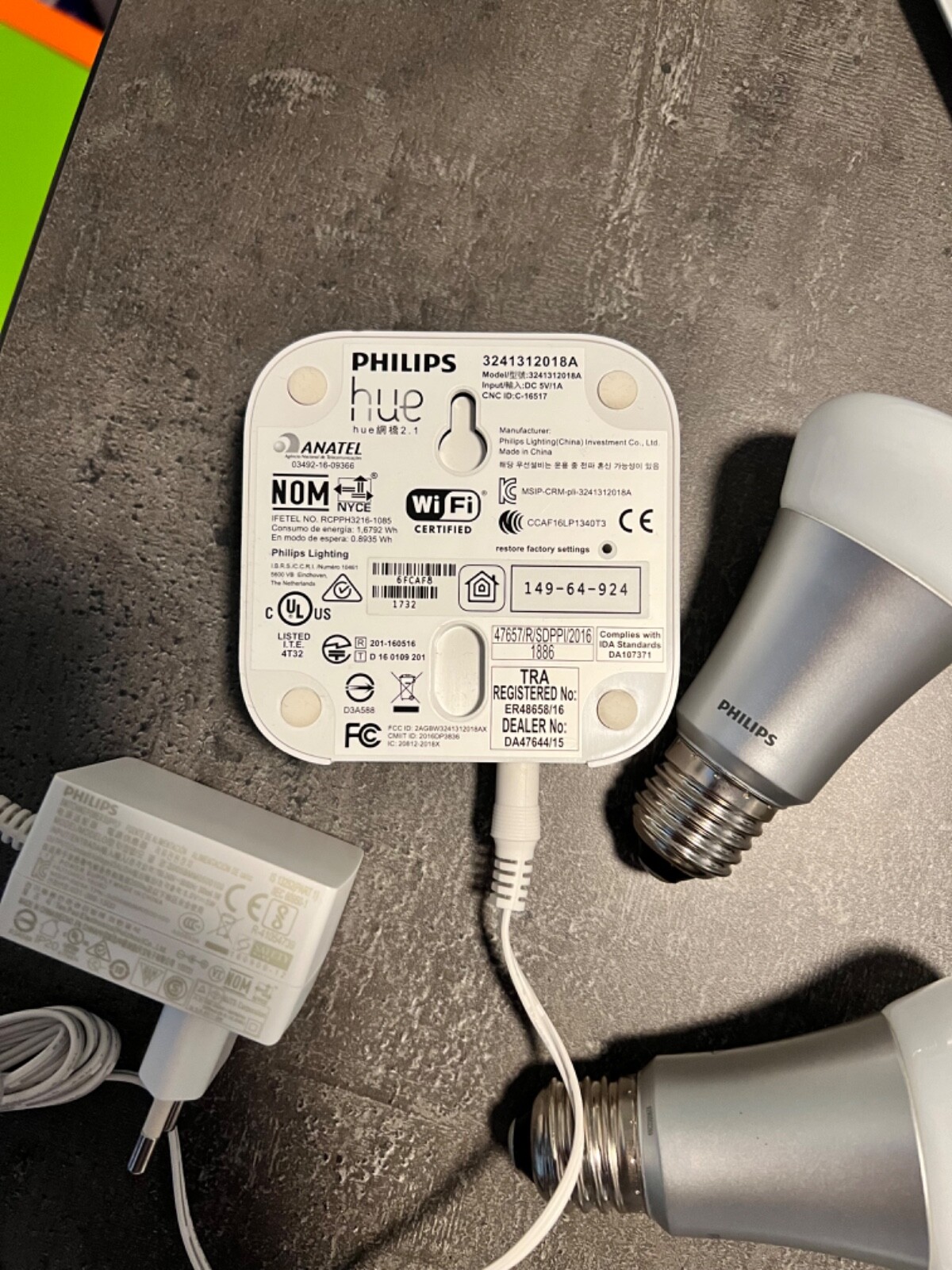 Philips Hue Bridge Hue 2.1 Modell 3241312018A + 2 Philipps Hue Lampen ...