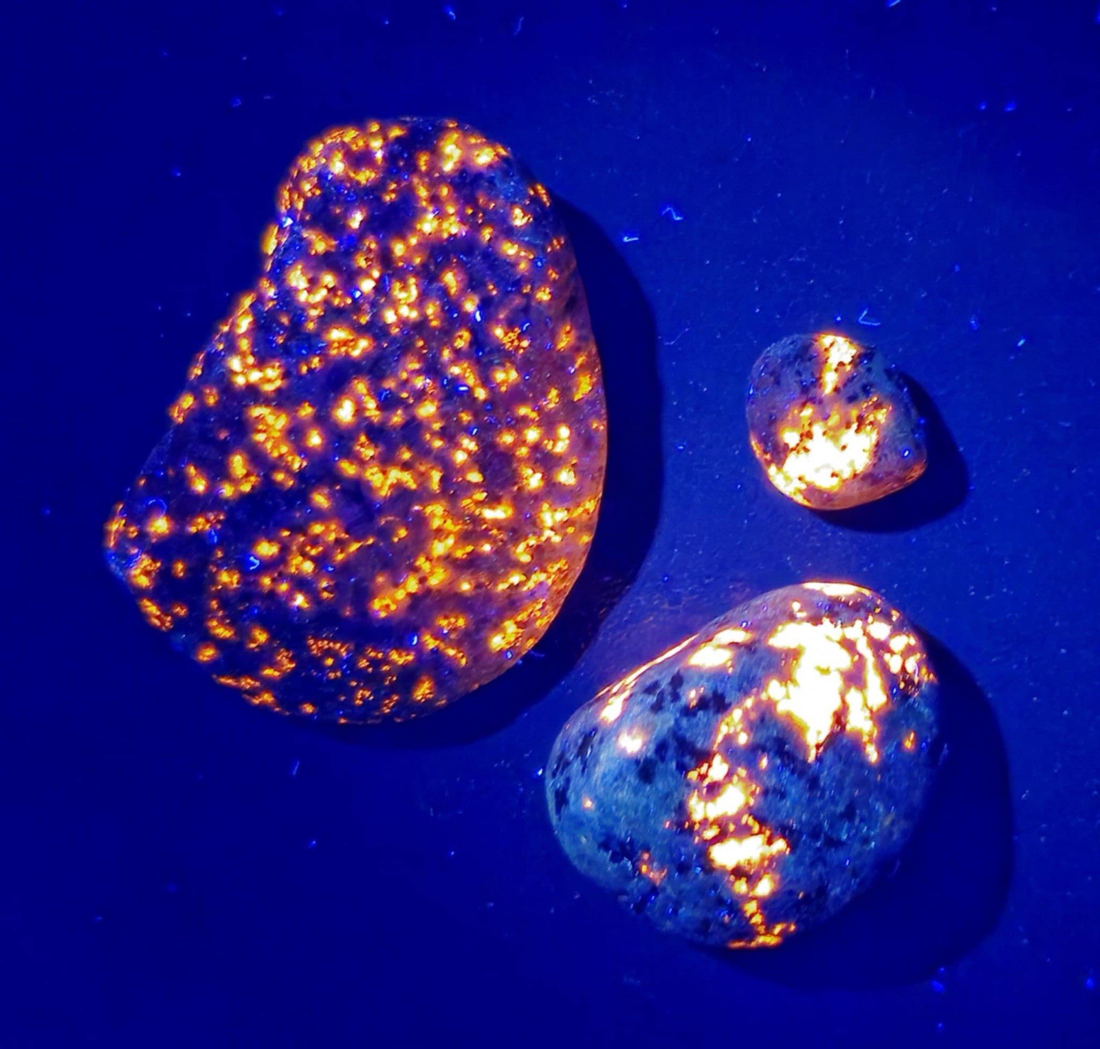 LOT OF 3 ULTRA BRIGHT YOOPERLITE Glow Rocks Fluorescent Sodalite ...