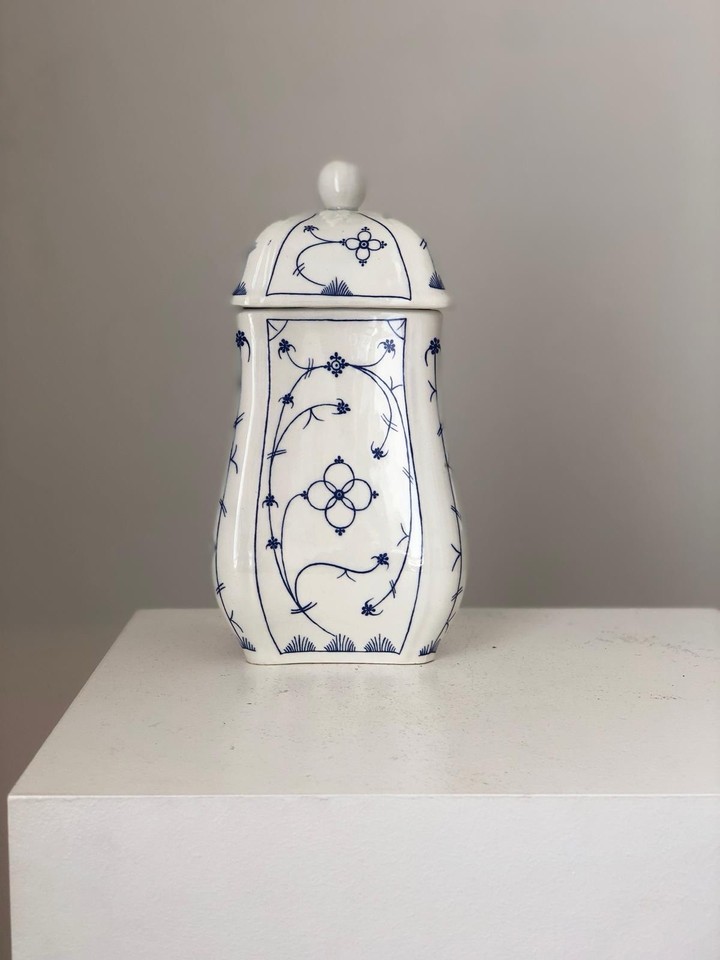 Vintage Gerchenkidee porcelain sugar jar with a blue & white pattern ...