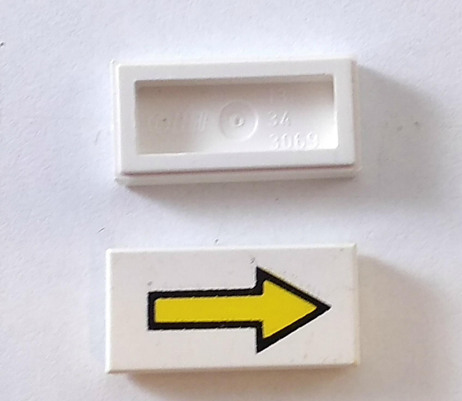 2X Lego 1 x 2 Printed White Tile Long Arrow Pattern Decorated Part ...