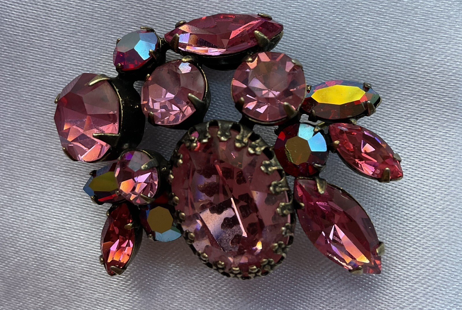 VTG. REGENCY PINK IRIDESCENT RHINESTONE PIN BROOCH - Gem