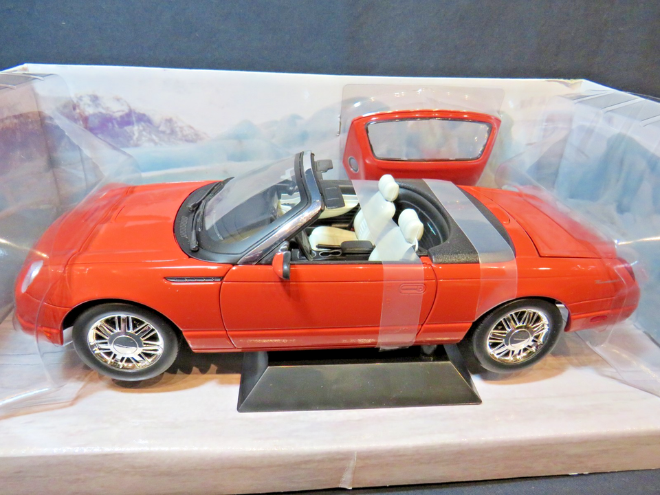 Paul's Model Art 10013. Ford Thunderbird. Jinx, Die Another Day. 1:18 ...