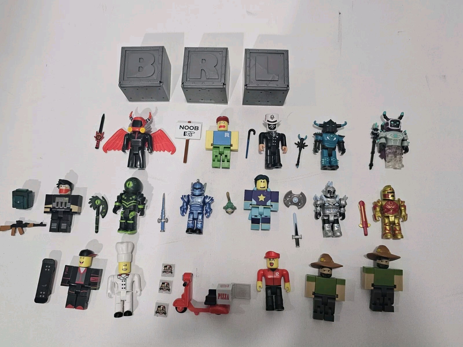 Roblox Figures Toys Lot of 16 Figures & Accessories (No Codes) Series 1 ...