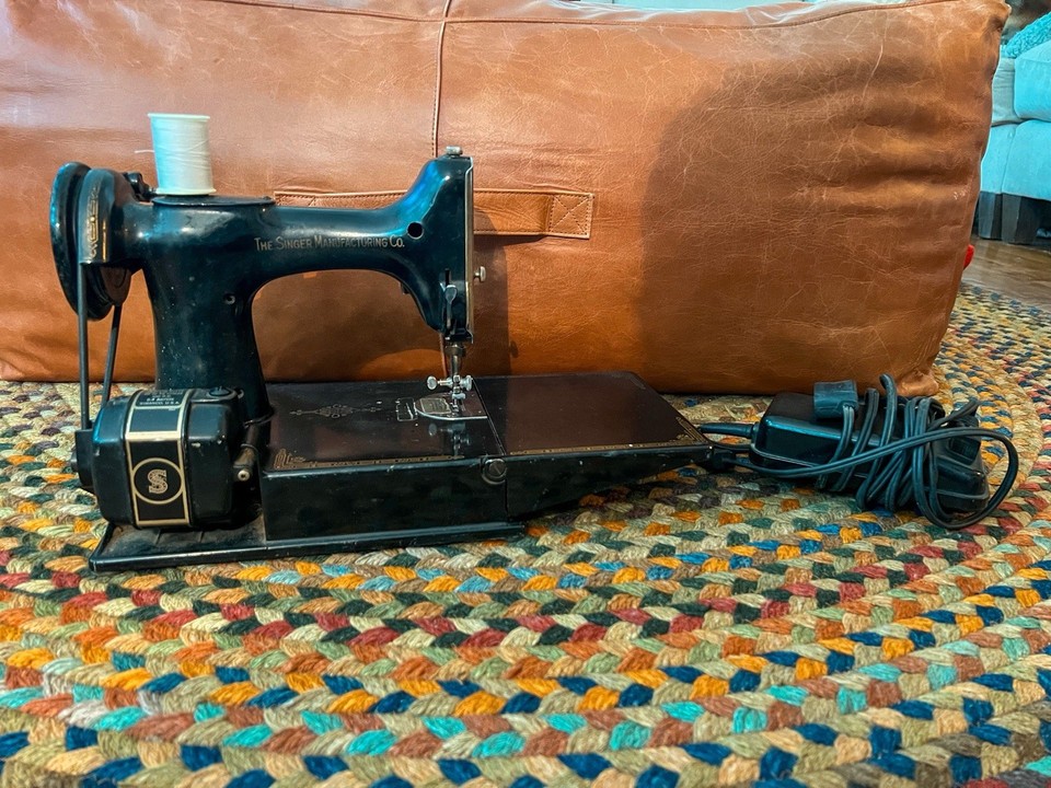 Singer Featherweight 221-1 Sewing Machine WITH ACCESSORIES- Works Well ...