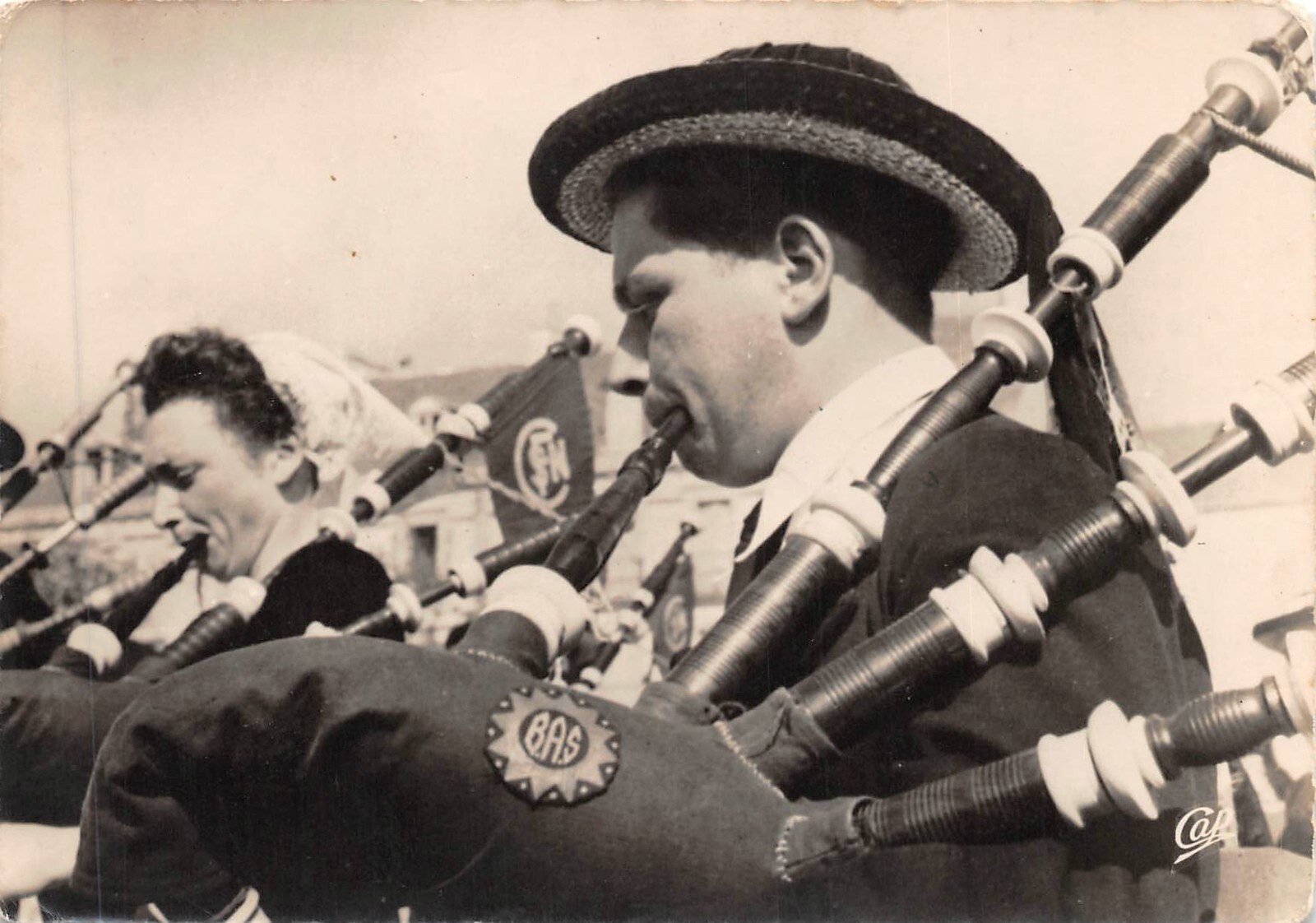 CPM Folklore en Bretagne - Joueurs de biniou et de bombarde | eBay
