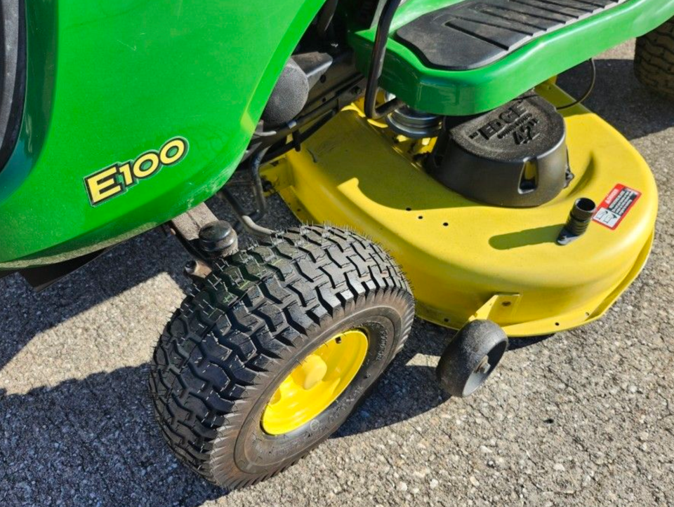 2018 John Deere E100 riding lawnmower, 17.5hp engine, 42" deck and auto ...