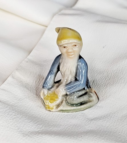 WADE WHIMSIES Ireland MINIATURE SEATED Pixie LEPRECHAUN Gnome Elf ...