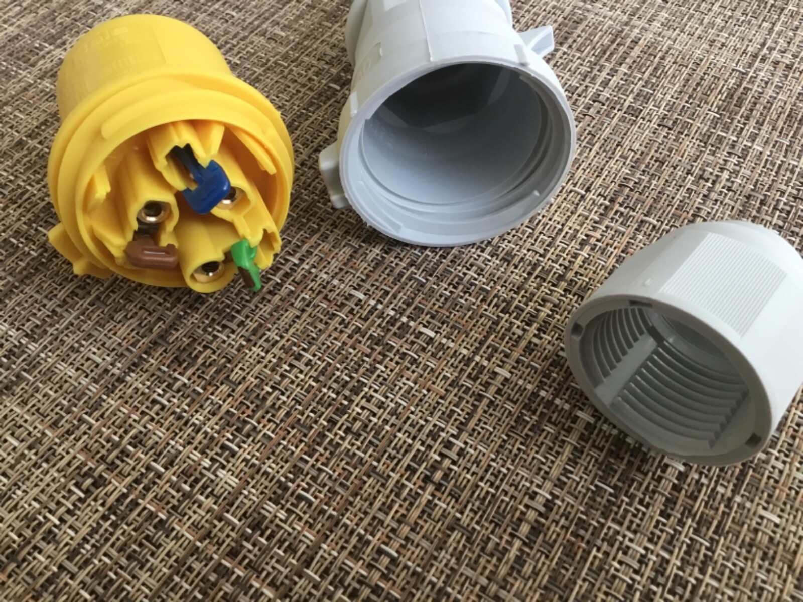 Newlec NLP1116P Industrial Caravan Connector commando plug 16A 110V ...