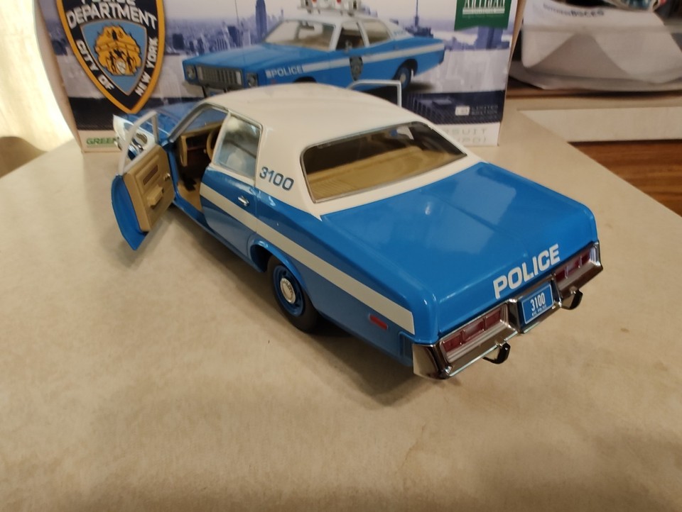 Greenlight #19043 NYPD 1975 Plymouth Fury 1:18 Scale Diecast Model New ...