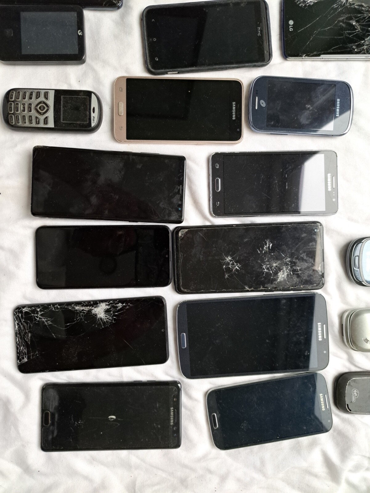 Lot of 40 Assorted Cell Phones/iPods/Tablets,Scrap/Gold Recovery, Apple ...