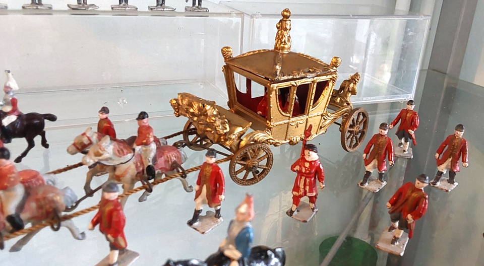Johillco Queen Elizabeth II Coronation Coach + Footmen + Mounted Life ...