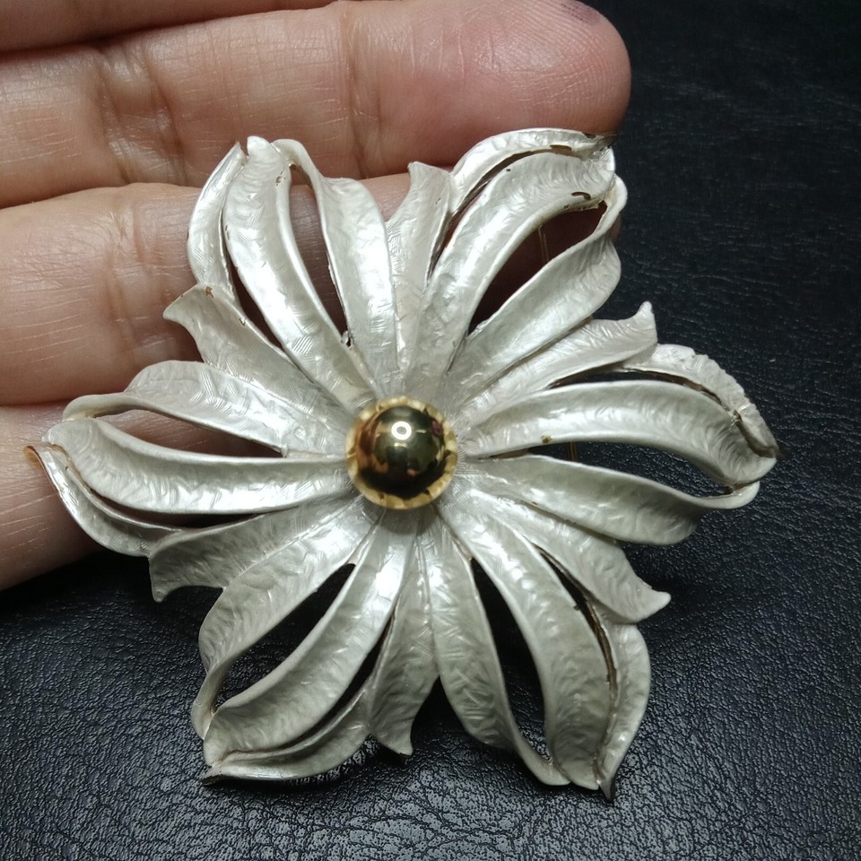 Vintage Signed CELEBRITY Beige Enamel Flower Pin Brooch. 875 | eBay