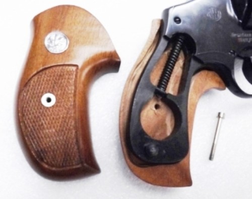 Sile Walnut Combat Grips fitted to Rossi R352, R461, R462 1980s Banana ...