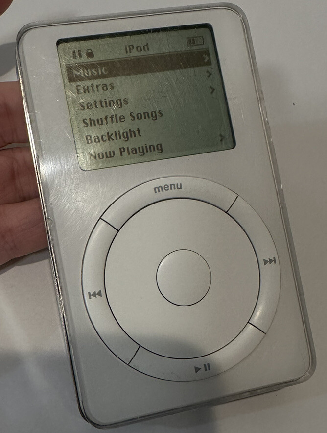 Apple iPod classic 2nd Generation | 20 GB | White | 2in Screen | USB 2. ...