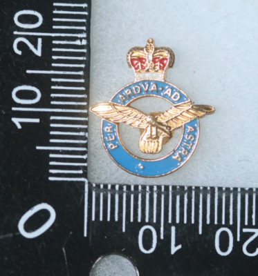 BRITISH ROYAL AIR FORCE RAF CREST METAL ENAMEL LAPEL / HAT CAP PIN ...