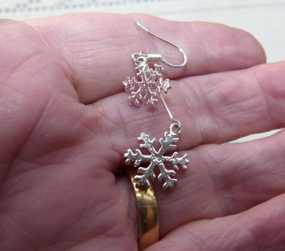 JEWELLERY BRIGHT SILVER TONE METAL DAINTY SNOWFLAKE EARRINGS PIERCED | eBay