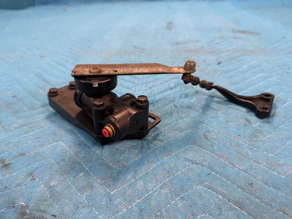 Volvo VNL Cab Level Valve w/Bracket 2023 OEM | eBay