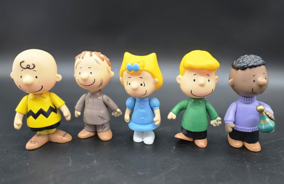 Lot Of 5 Charlie Brown Peanuts Toy Figures Linus Pig Pen Sally Vintage ...