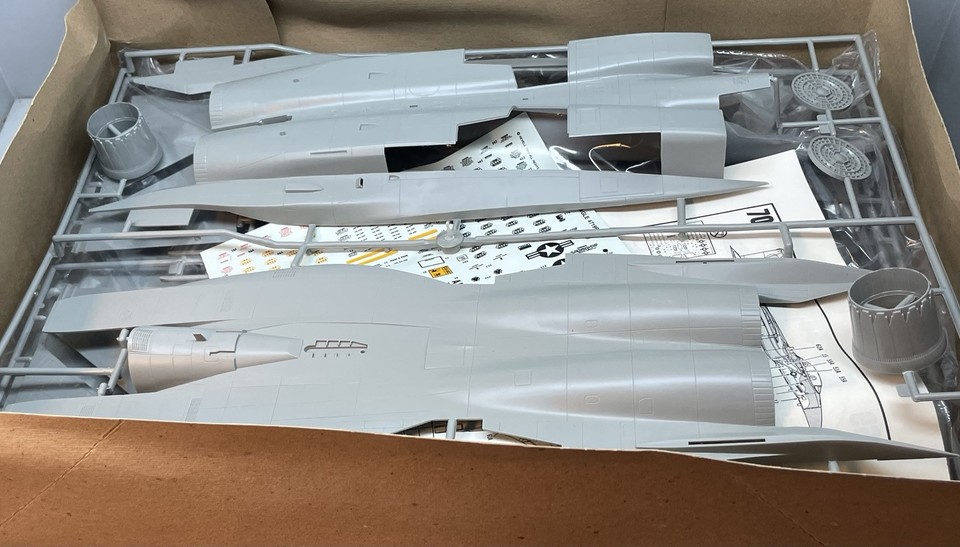 7 Model kits Revell, Testors F-15E, Su-27, B-52H, F-105D, MiG-29, Sr-71 ...