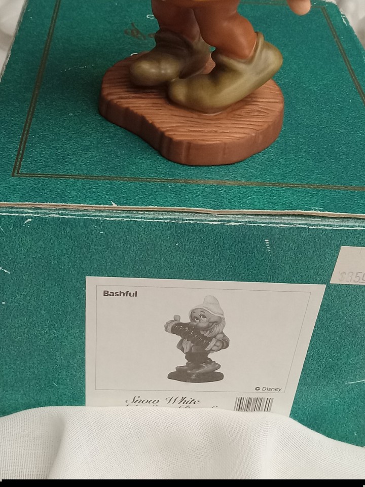 Walt Disney Classics Collection Figurine BASHFUL AW SHUCKS SNOW WHITE ...