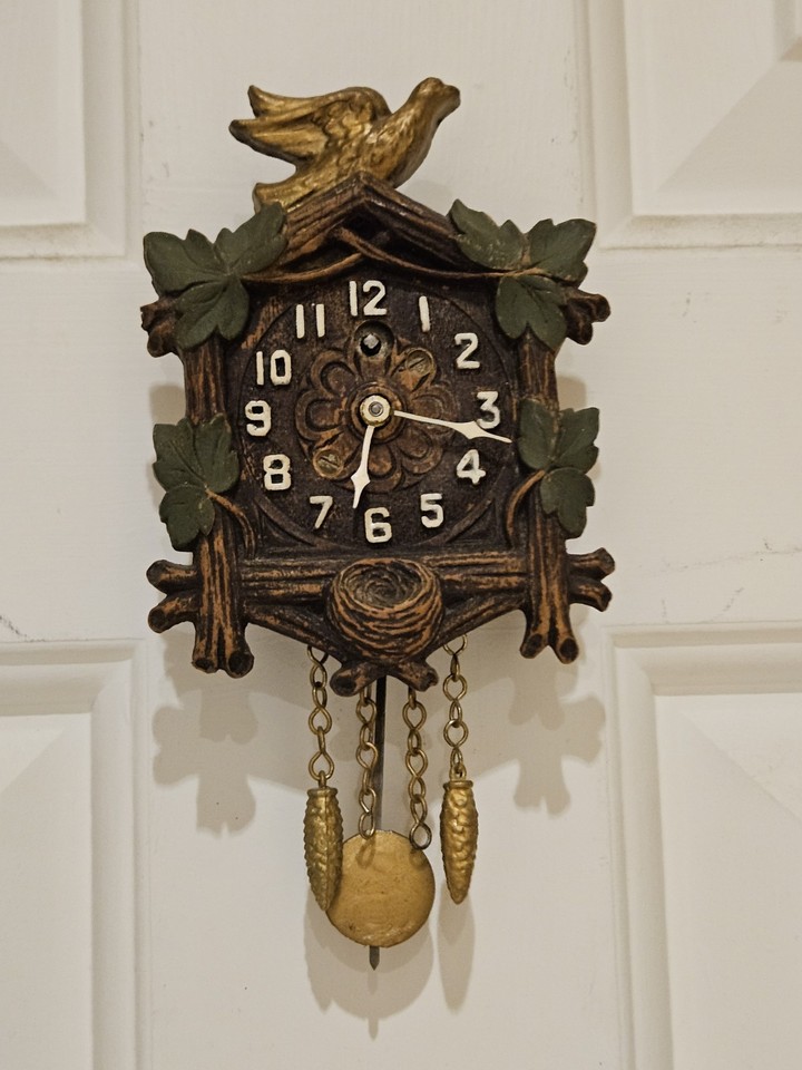 1933 LUX "Dove Facing Right Bird's Nest No. 220" Novelty Pendulette ...