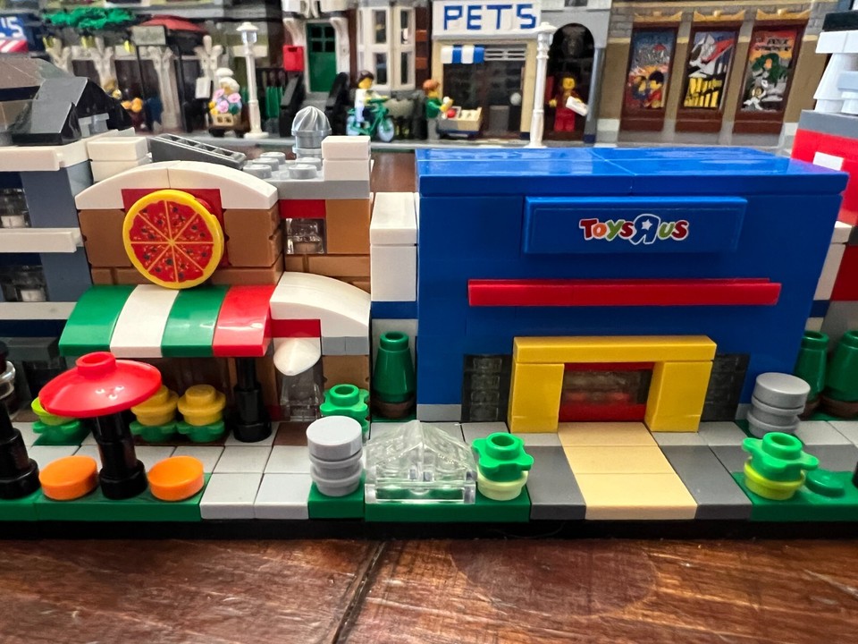 Lot of 8 complete Exclusive Lego Toys R Us Mini Modular Sets w Manuals ...