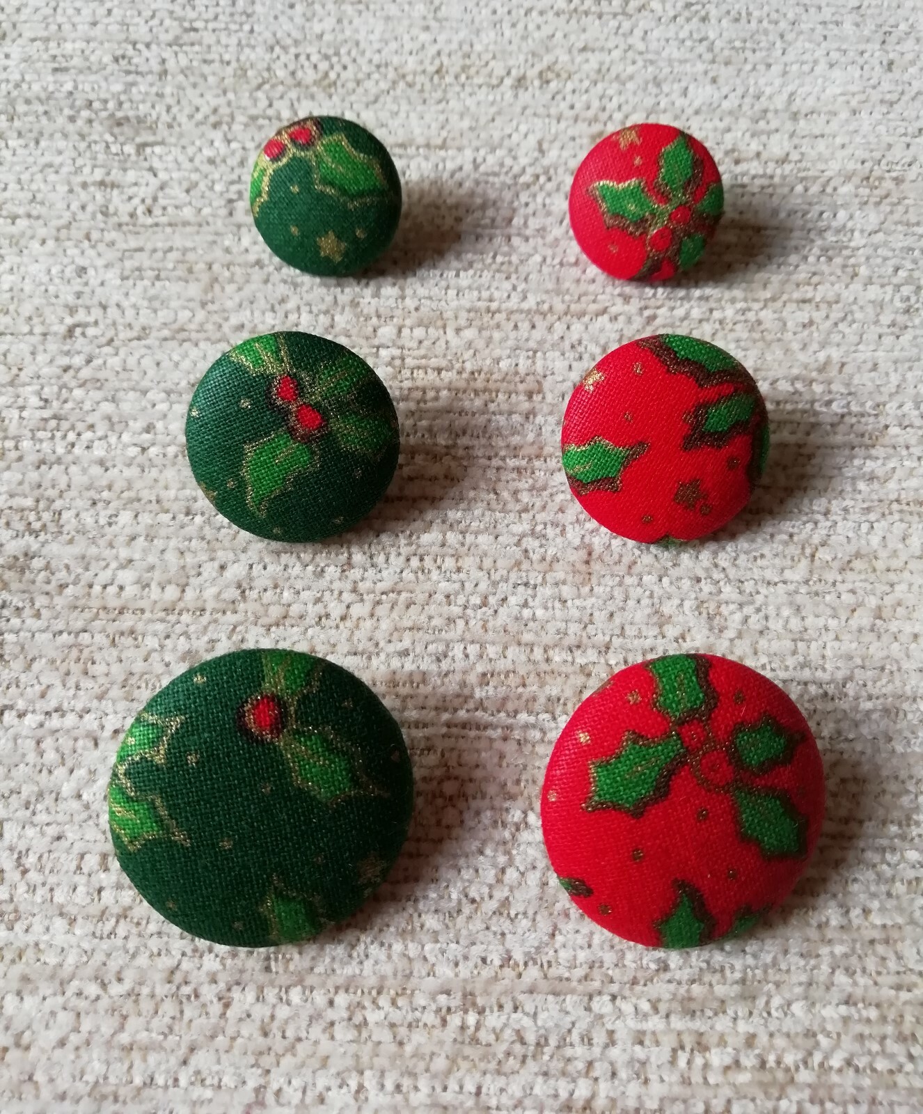 6 Christmas Red or Green Holly Wire Loop Back Buttons Choice of Colour ...