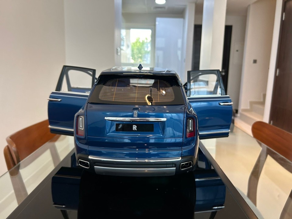 Rolls-Royce Cullinan (Blue)[Fully opening + Lights] By: Amalgam 1:8 ...