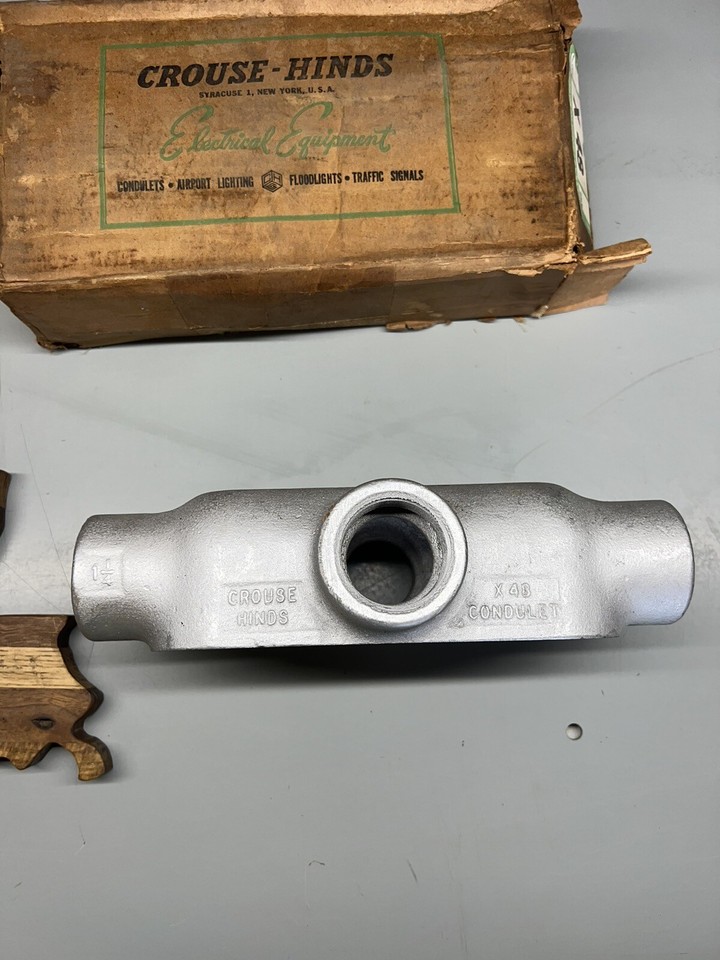 X48 CROUSE HINDS 1-1/4-INCH HUB SIZE STYLE-X FORM 8 CONDULET CONDUIT ...
