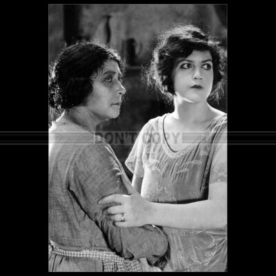 Photo F.023642 HELEN WARE & MADELYN CLARE (THE MARK OF THE BEAST) 1923 ...