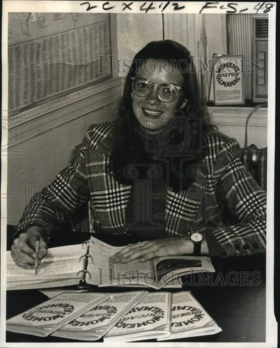 1974 Press Photo Nancy Morrison Torrey set up Women's Almanac at ...