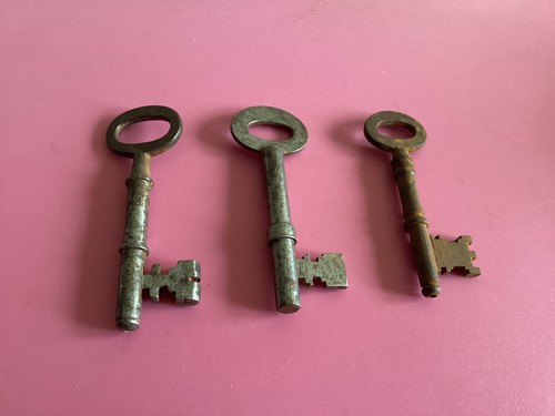 3 LARGE ANTIQUE CAST IRON BIT KEYS FOR TRUNKS, CABINETS, OLD-DOOR LOCKS ...
