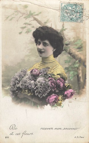 CP RECEVEZ MON SOUVENIR ET CES FLEURS FEMME ELEGANTE AVEC ROSES FLEURS ...