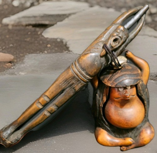 Japanese tabako ire Okimono tobacco box with Netsuke & pipe holder ...