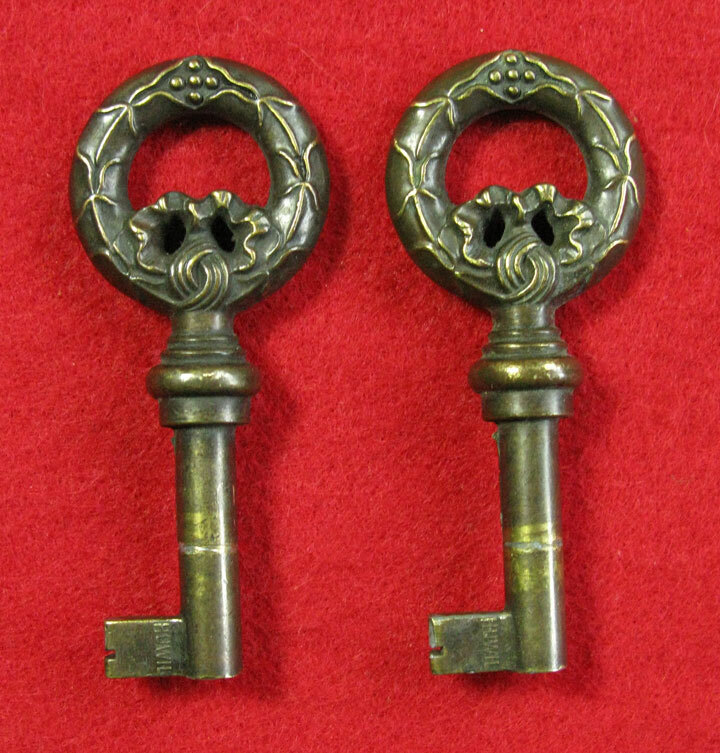 Antique Skeleton Keys (2) Set Antique Brass w/ Wreath Bows Genuine ...
