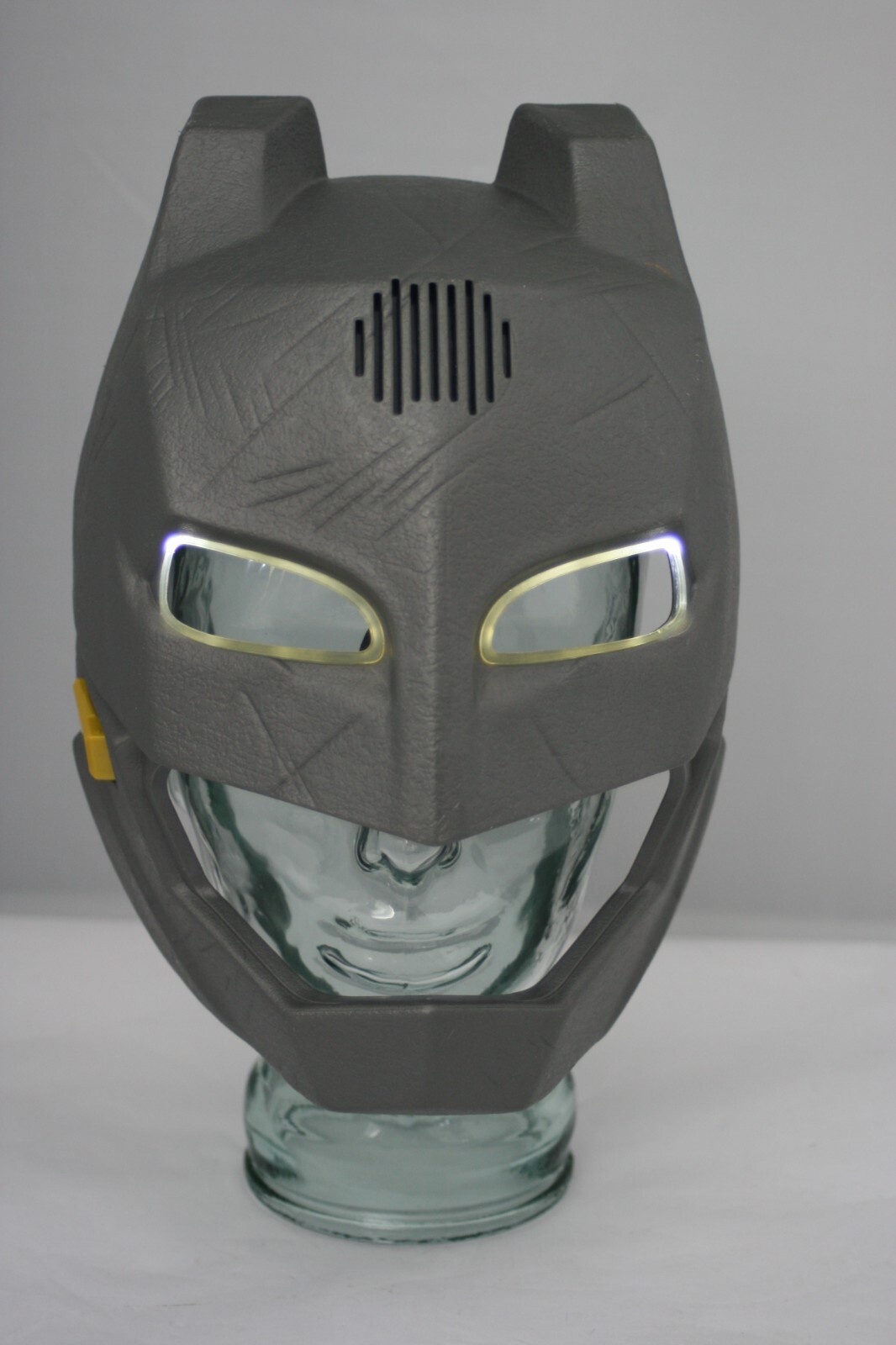 Batman Electronic Light Up Eyes Talking Mask 2015 DC … - Gem