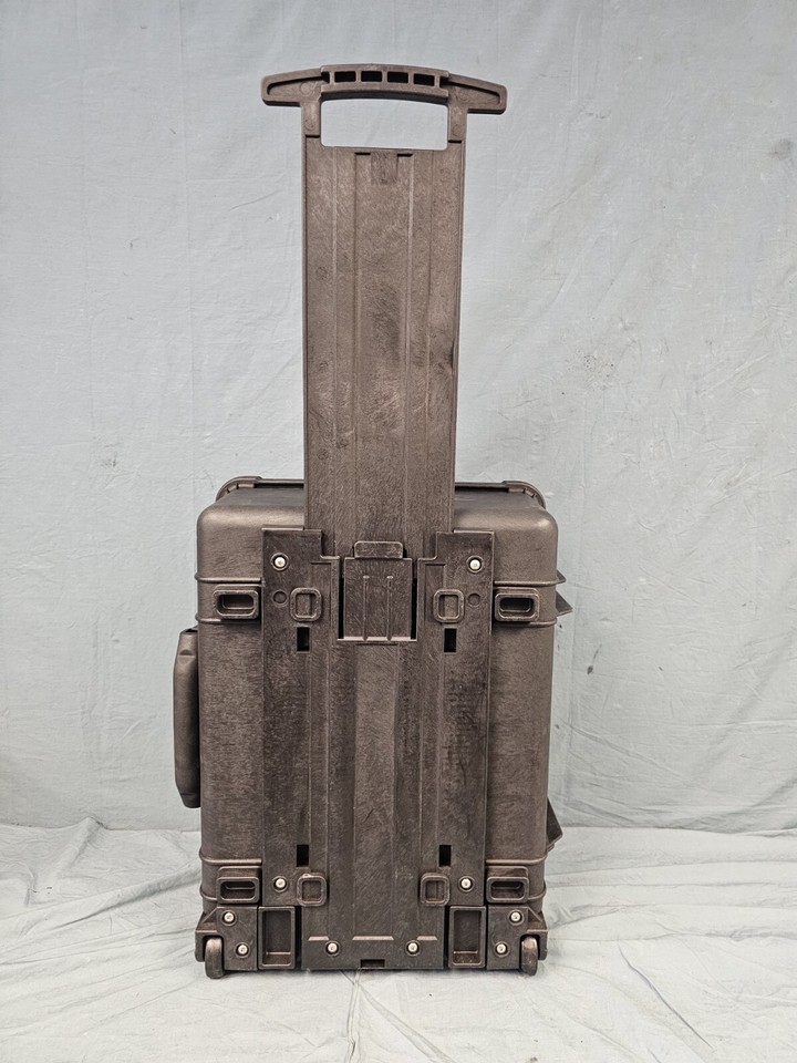 Pelican 1560 Waterproof Rolling Carry On Case Black good Condition no ...