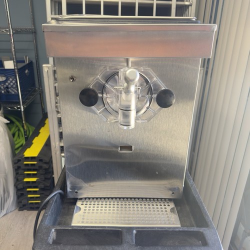 SaniServ 7 Qt. Countertop Soft Serve Ice Cream Machine with 1 Hopper ...