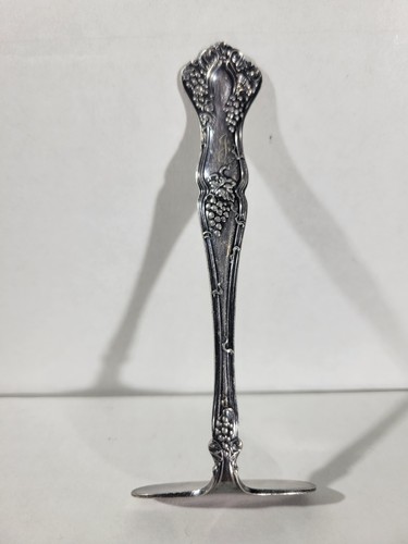1847 ROGERS BROS VINTAGE GRAPE (1904) SILVERPLATE BABY FOOD PUSHER 4 1/ ...
