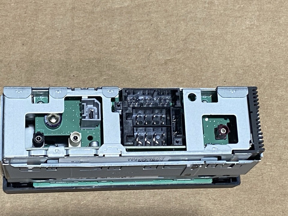 Aptiv Radio 28730946 12v JD DEA700 Series AM/FM Radio