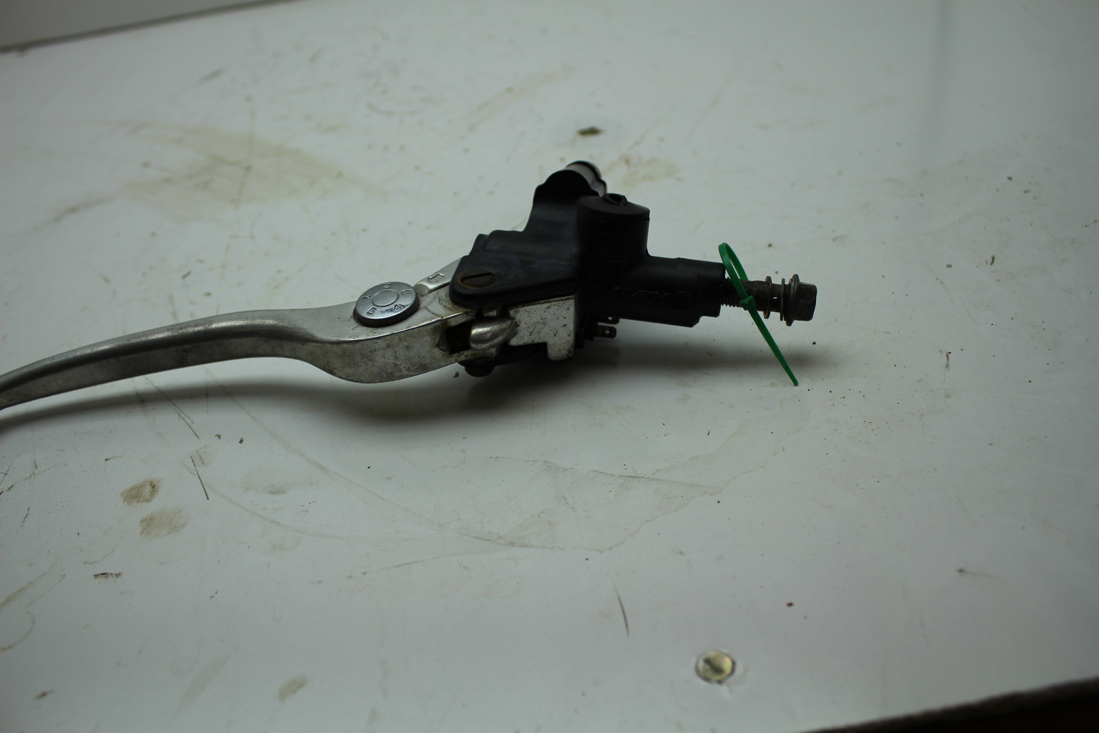 2004-yamaha-yzf-r6-front-brake-master-cylinder-broken-fitting-449