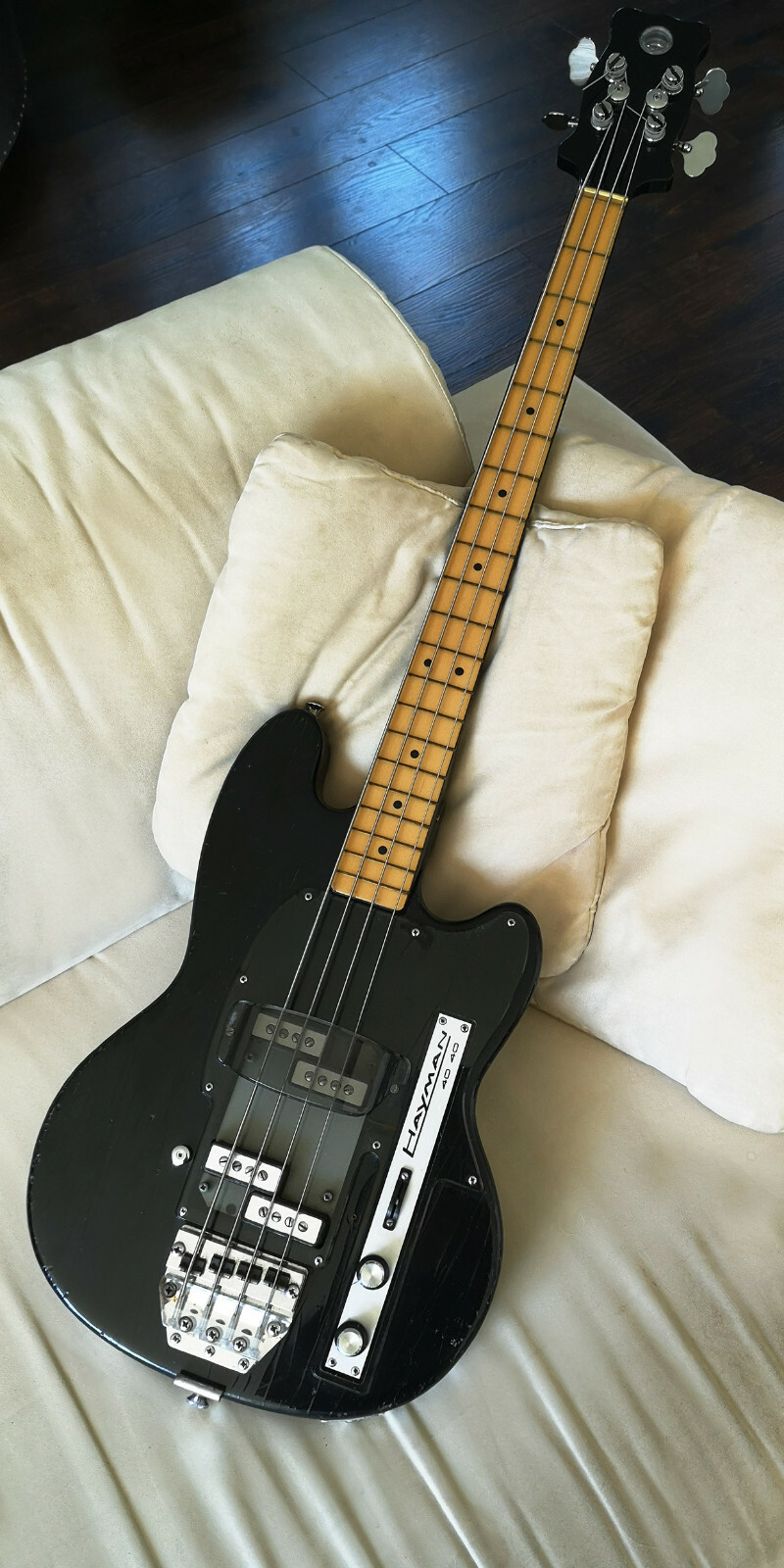 Hayman 4040 Solid Body Bass Guitar >> Vintage Guitar and Bass