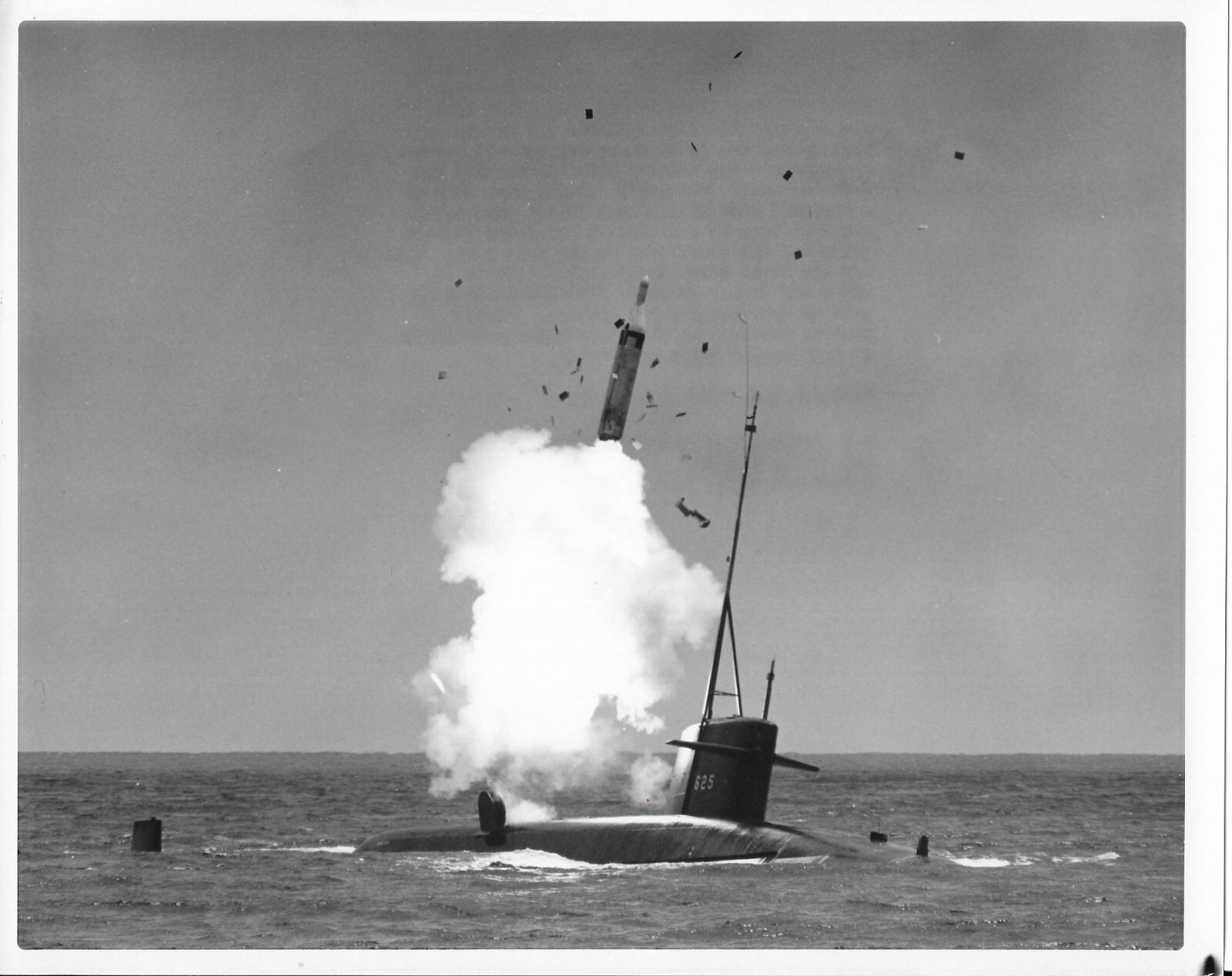 SS HENRY CLAY SSBN 625 LAUNCHES POLARIS A-2 MISSILE 8" X 10" B/W ORIGL ...