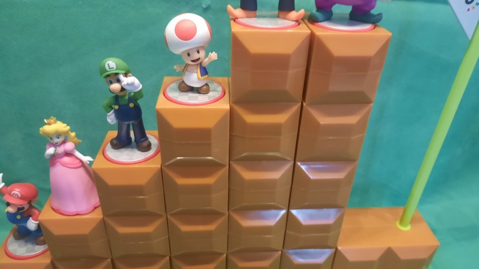 NINTENDO AMIIBO SUPER MARIO END OF LEVEL FLAG POLE DISPLAY STAND | eBay UK