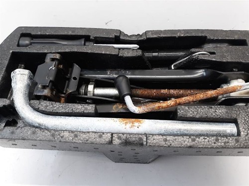 05-10 JETTA JACK WITH TOOLS IN STORAGE TRAY | eBay